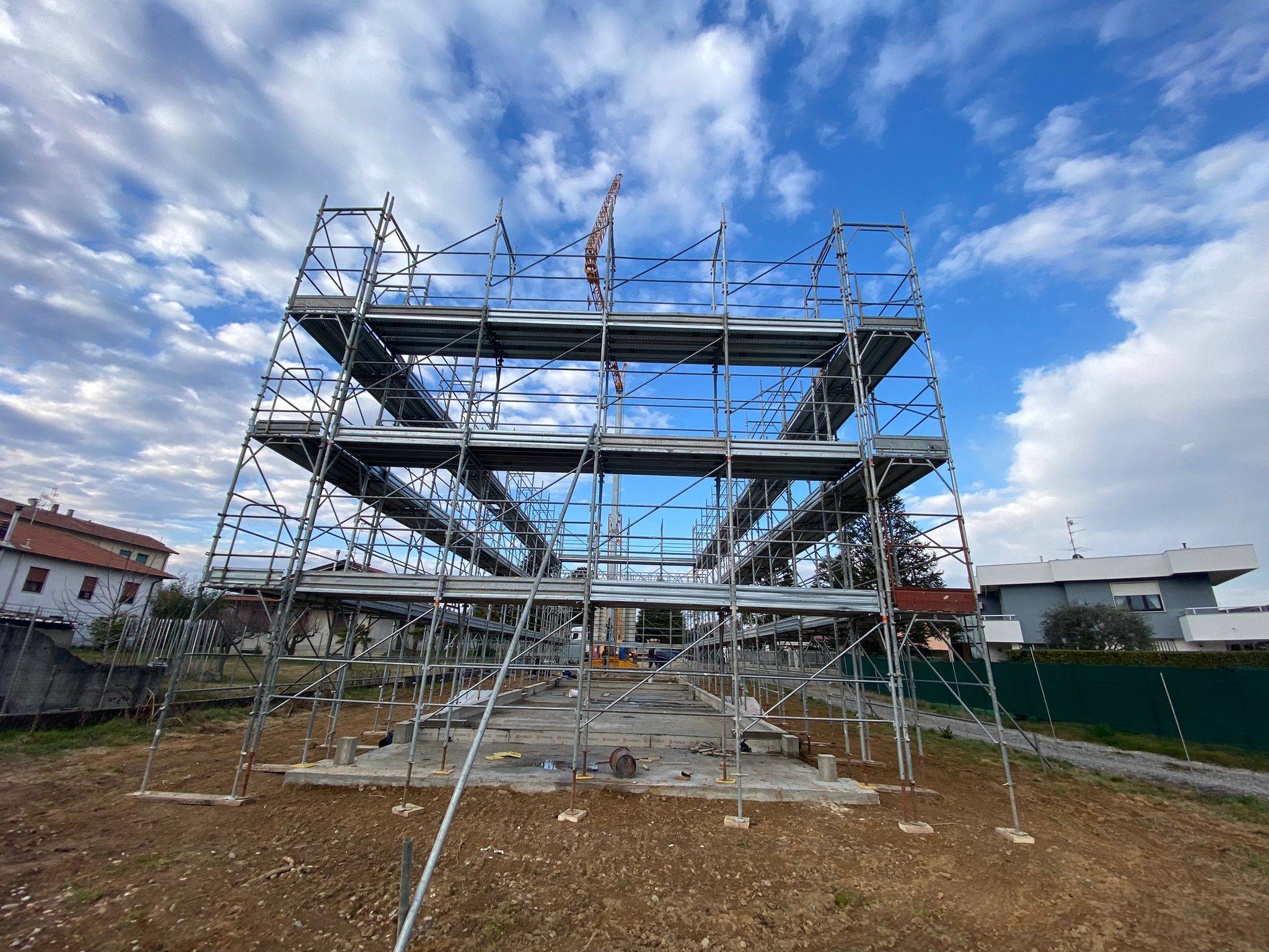 Montaggio ponteggio per realizzazione edifici prefabbricati in legno a ...